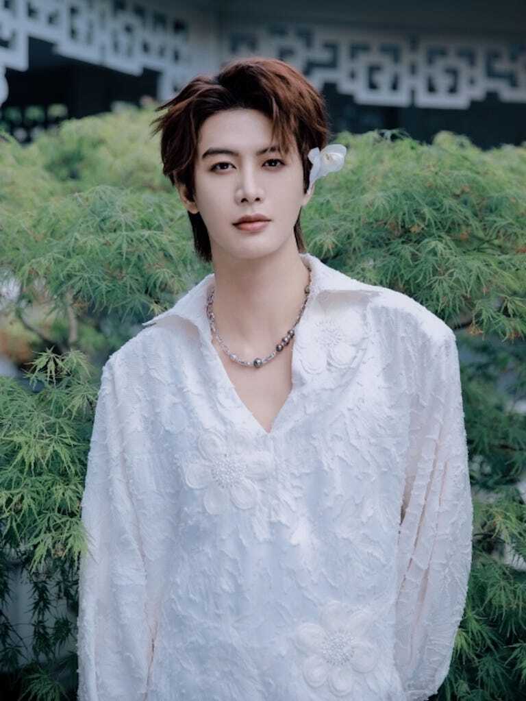 JICHENG吉承2025春夏“花舞”系列首秀，登陆百年秋水山庄_腾讯新闻