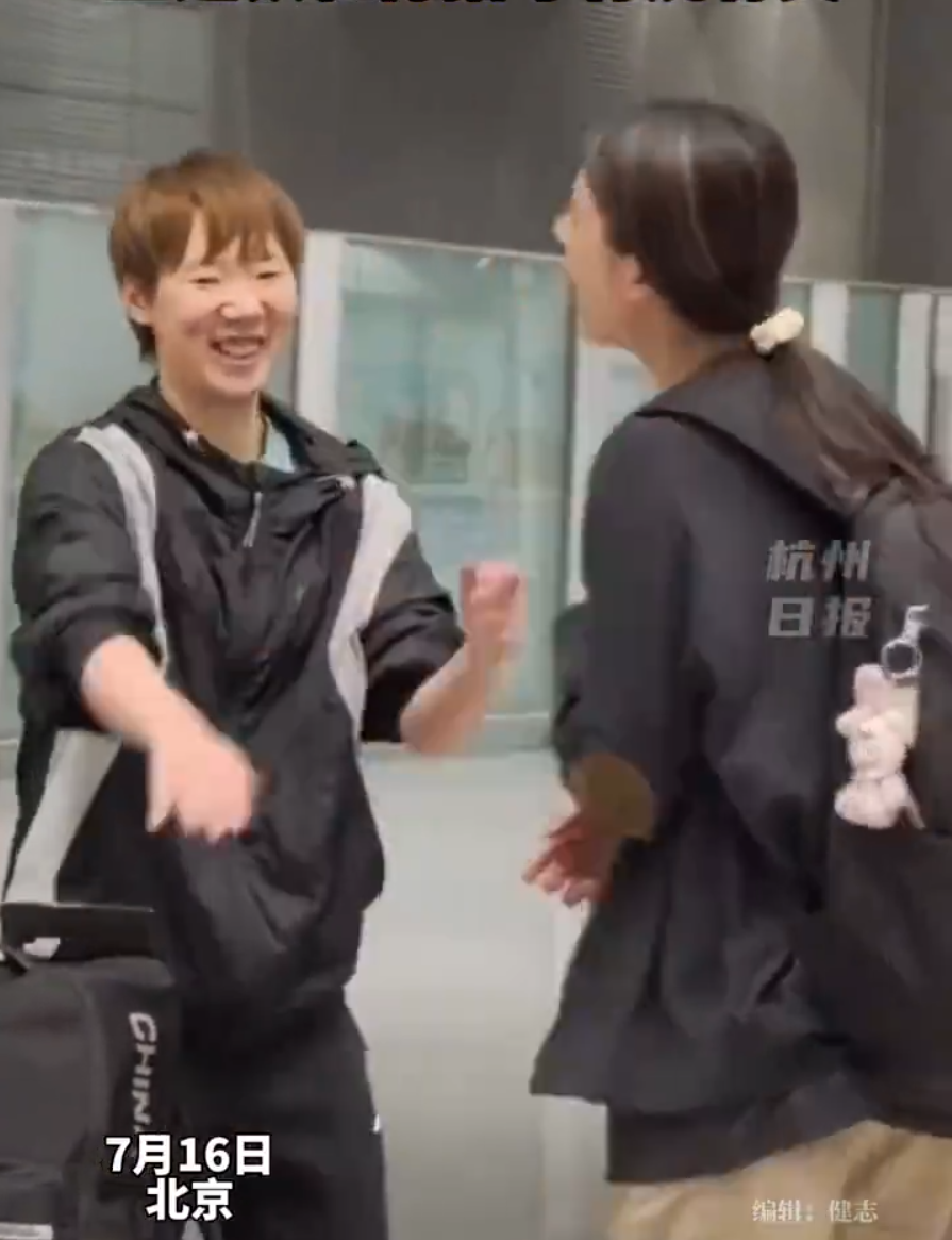 有爱！国乒落地北京孙颖莎与德华形影不离，王曼昱陈熠比谁高打打闹闹_腾讯新闻