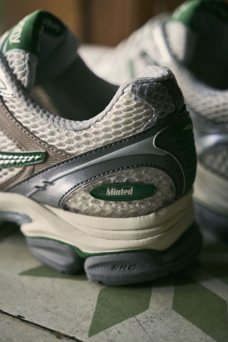 Saucony索康尼携手Minted NY 发布全新Progrid Triumph 4联名鞋款_腾讯新闻