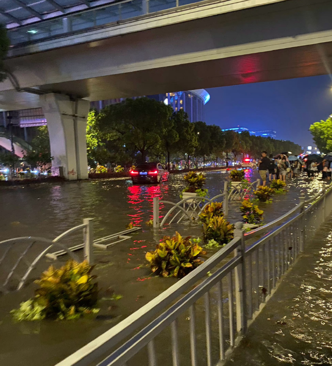 暴雨突袭上海！网友：高架桥成“高架河”，开车变开船！暴雨、雷电、大风三预警齐发布_腾讯新闻