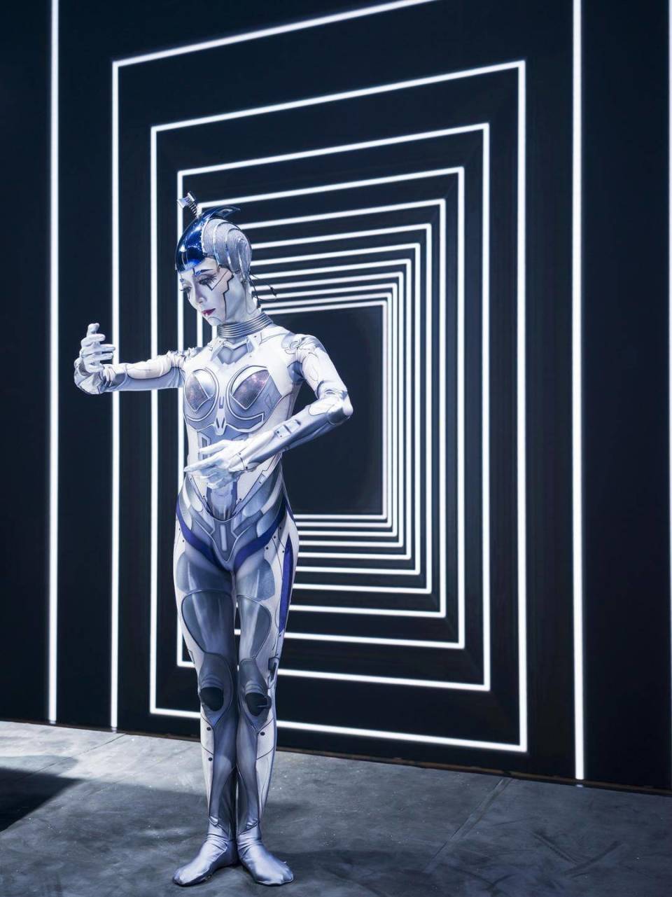 导演谈｜原创舞剧《深AI你》：以艺术之眼透视人类与AI共生的未来_腾讯新闻