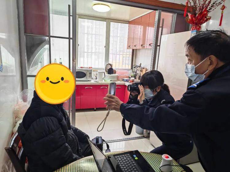 冬日里的“警”色暖阳 镇江经开区民警用行动暖民心_腾讯新闻