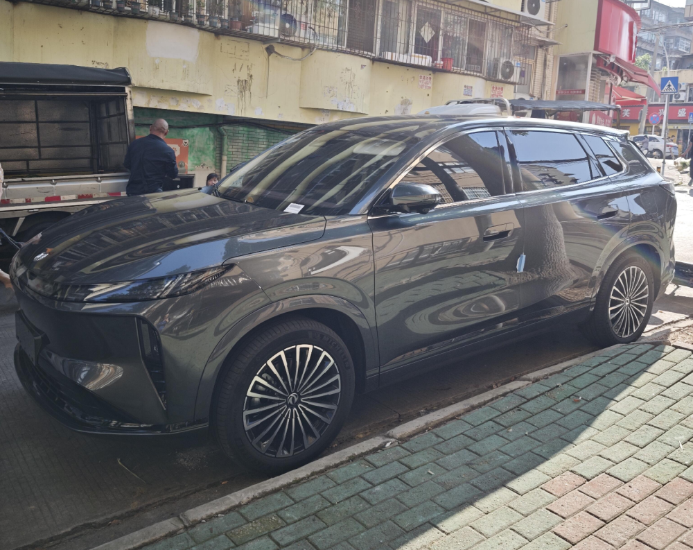 东风风神L8实车现身，大过零跑C10，配1.5T插混+3C超充_腾讯新闻