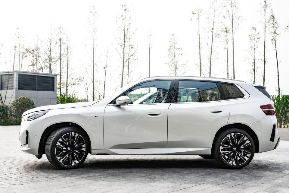 全新宝马X3L现身街头，大过奔驰GLC+全景星轨天幕，动力/底盘升级_腾讯新闻