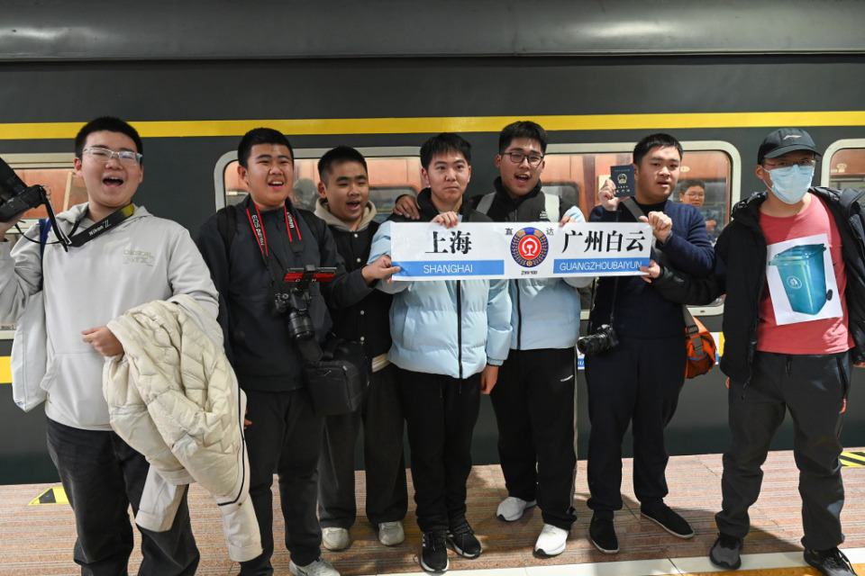 魔都眼｜运行29年的沪港直通车Z99/100次列车今停运_腾讯新闻