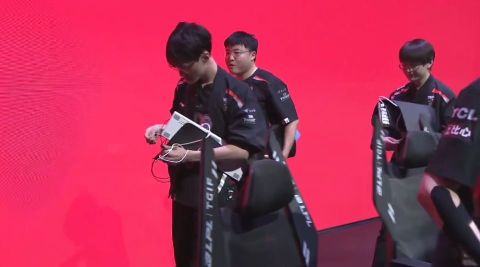 SMLZ评价FoFo开团居心叵测不想保护Uzi！EDG能否进季后赛成迷_腾讯新闻