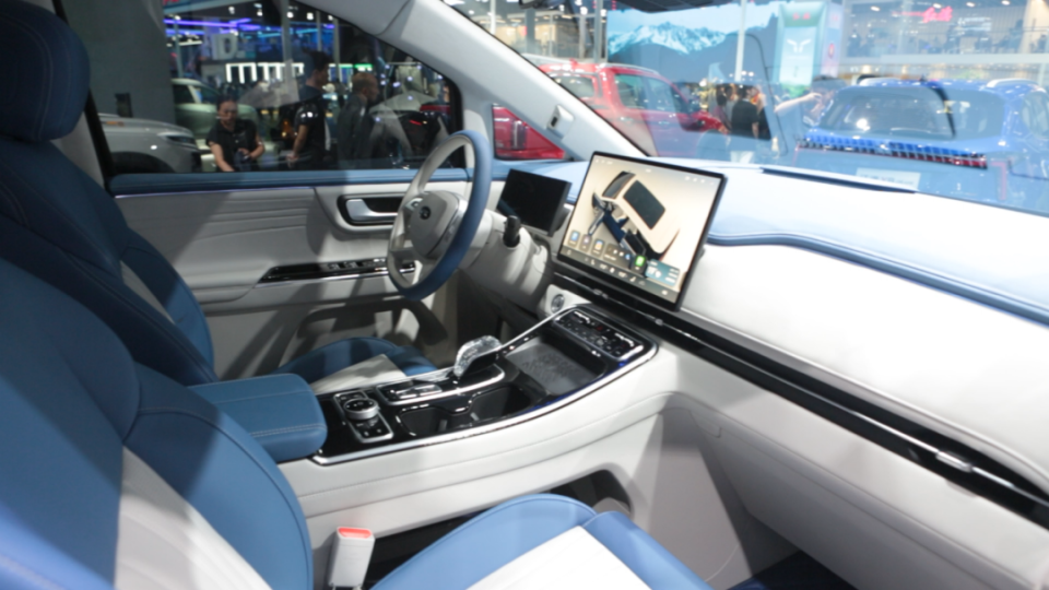 W视频丨全球首款鸿蒙座舱智能MPV！瑞风RF8首秀成都车展_腾讯新闻