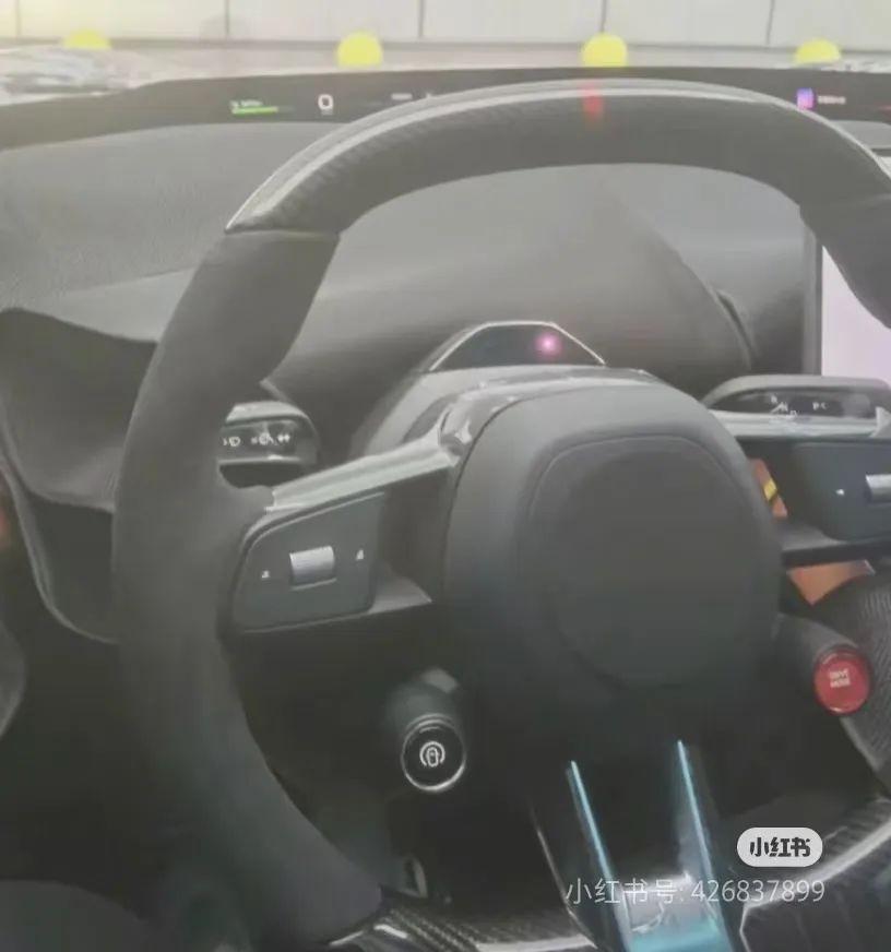 小米YU7内饰曝光：碳纤维方向盘，P-HUD首次显露真容！_腾讯新闻