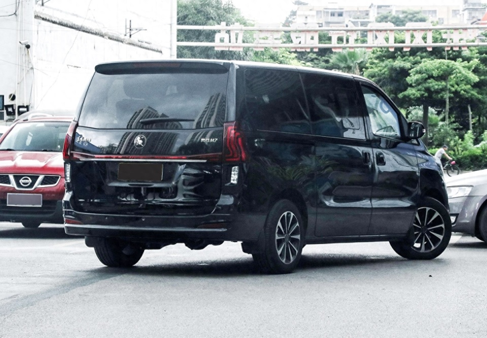 东风风行M7新车型上市，外观很霸气，7座，侧滑门，2.0T+8AT动力_腾讯新闻