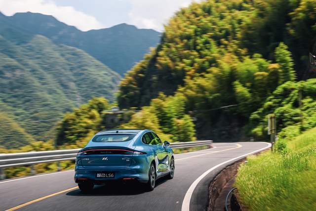 新一代智己LS6上市售价19.79万起，超级增程最长纯电续航450km_腾讯新闻