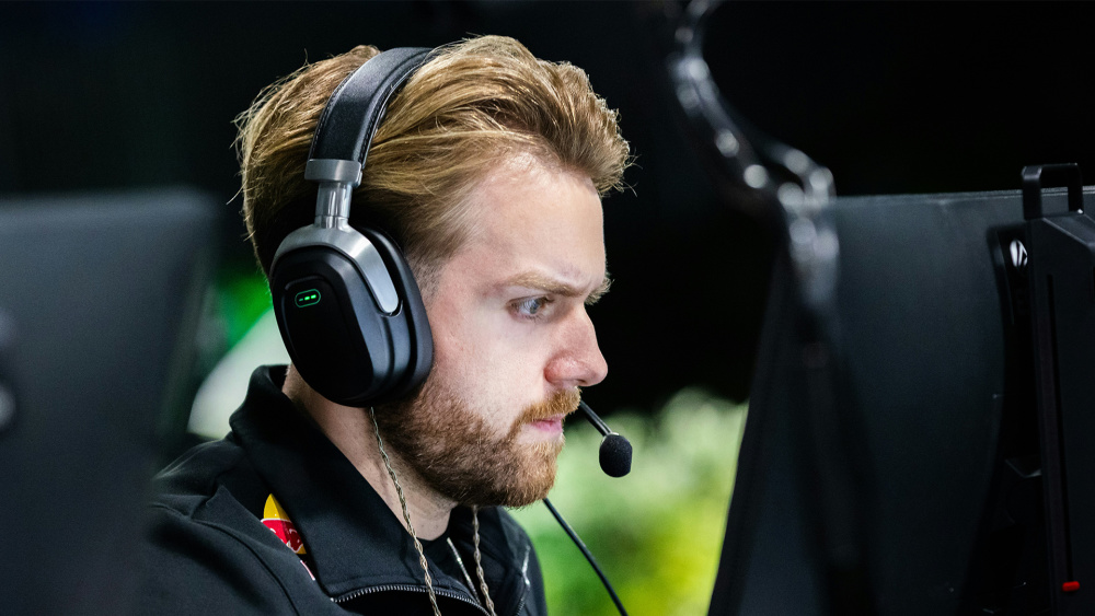 为啥要戴双耳机？CS2明星选手耳塞大揭秘！_腾讯新闻