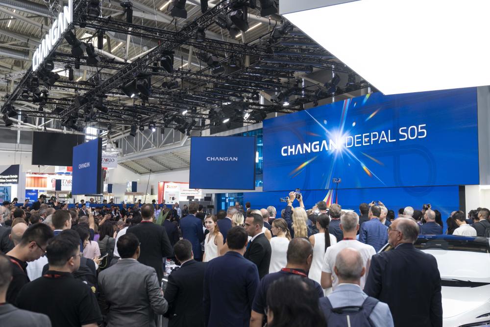 深蓝磁流变轿跑L06首发，全新S07/S09等五车连发，以中国加速度跑向世界_腾讯新闻