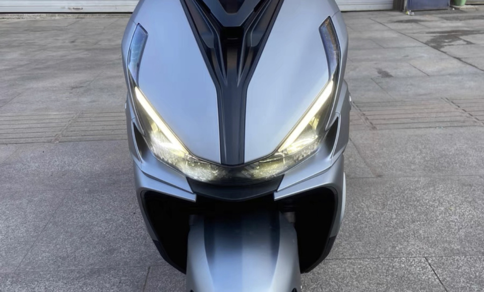 ABS+TCS！万元级运动踏板鸿125静态解读：力压铃木UY、豪爵AFR_腾讯新闻