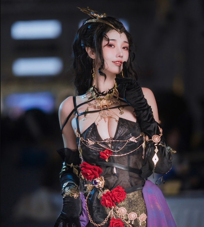 离谱！知名女Coser参展CP29随身携带保镖，险些被黑衣宅男强行掳走_腾讯新闻