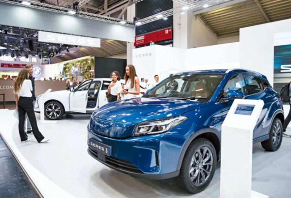 白宫宣布，对中国出产的商品征收更高关税，电动车关税增加100%_腾讯新闻