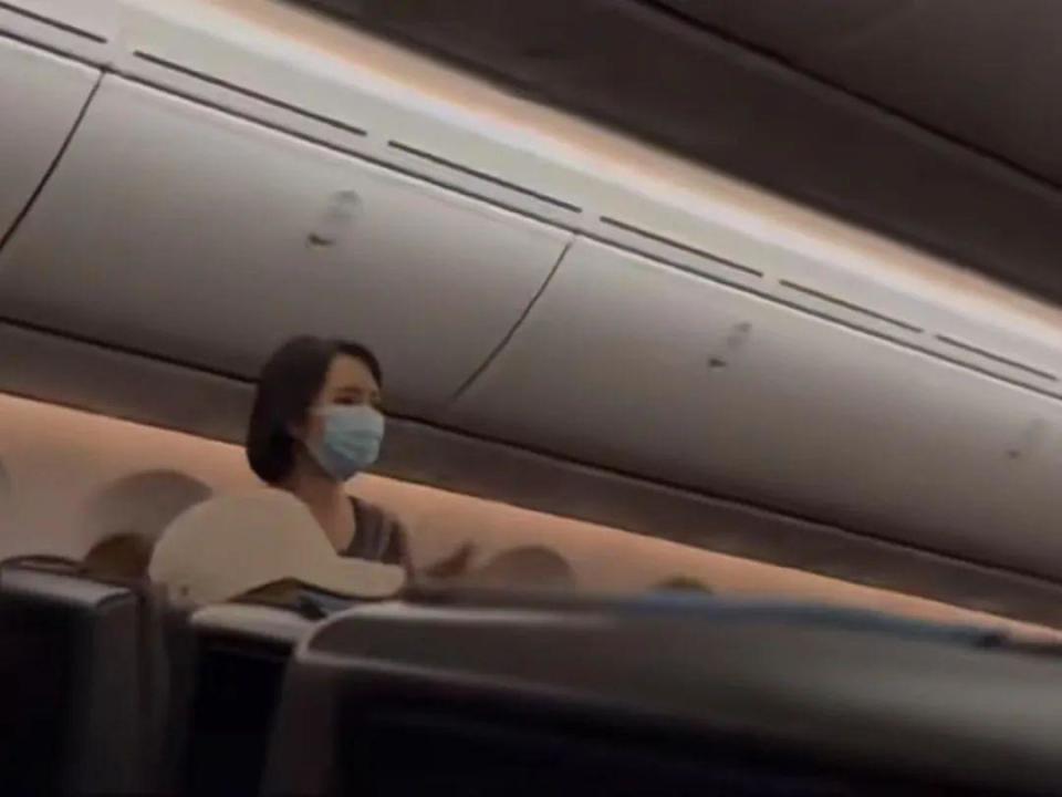 新加坡飞上海航班，一名女子闹事导致飞机延误，遭全网曝光！_腾讯新闻