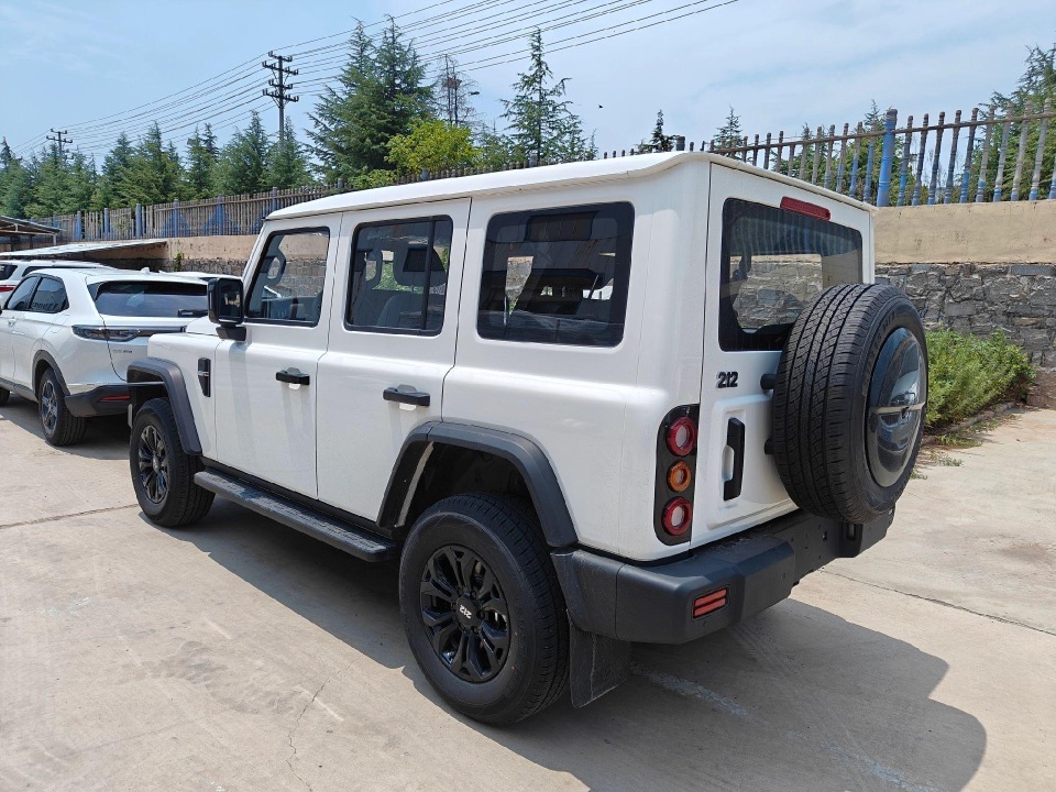 全新212实车到店，长超4米7配2.0T+8AT，搭分时四驱+两把锁_腾讯新闻