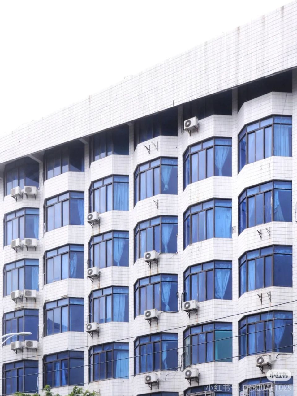 老楼房的蓝玻璃窗，为什么会让有的人害怕和不适？_腾讯新闻