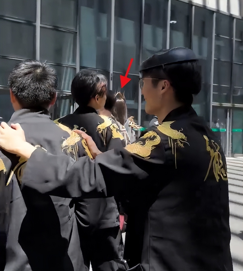 离谱！知名女Coser参展CP29随身携带保镖，险些被黑衣宅男强行掳走_腾讯新闻