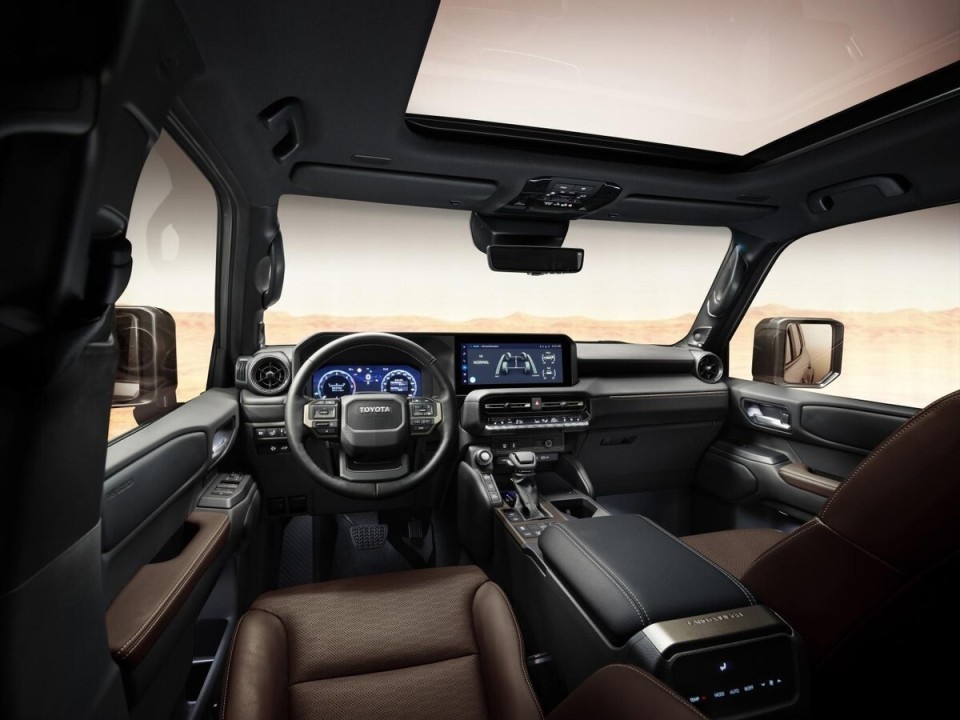 全新一代丰田普拉多来袭！2.4T混动+8AT，售价或40万以上_腾讯新闻