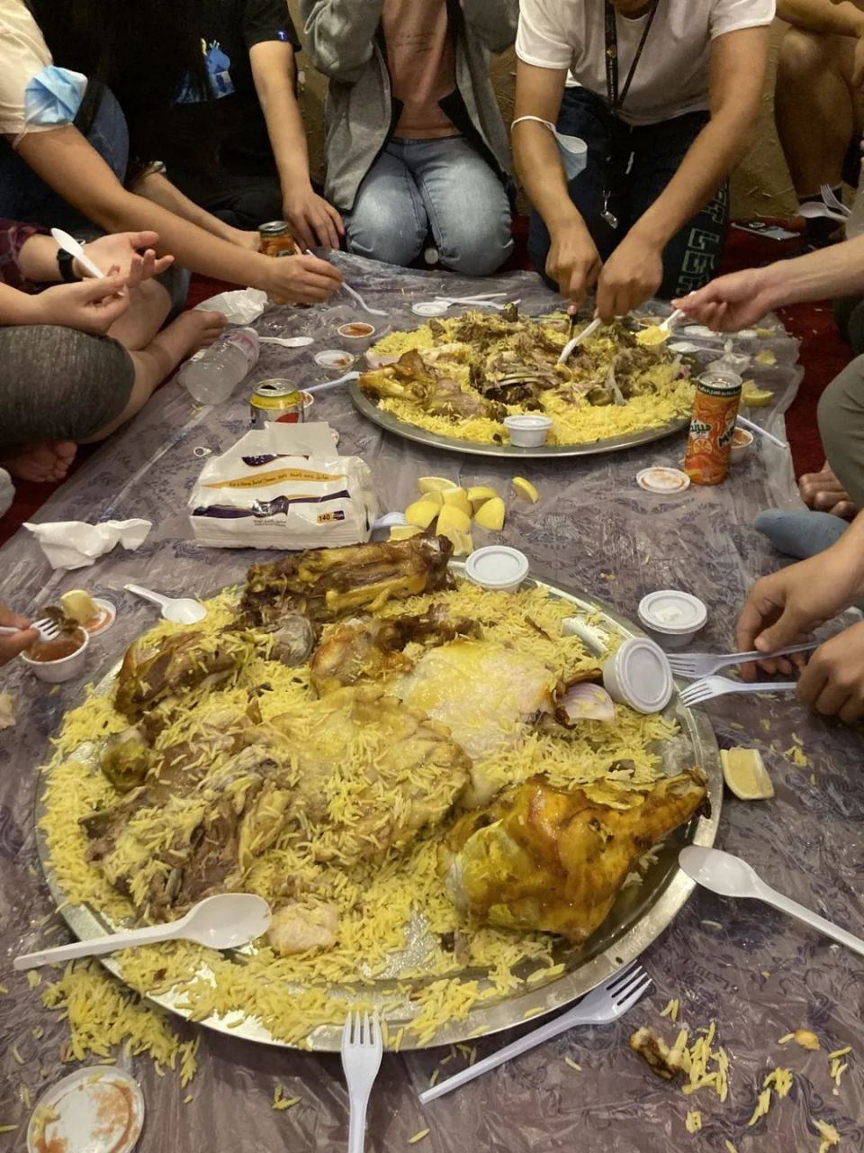 量大好吃！人均20+吃到撑！沙特高性价比手抓饭Al Romansiah_腾讯新闻