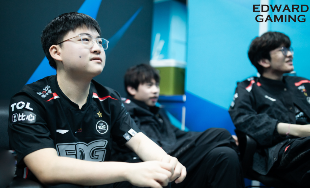 SMLZ评价FoFo开团居心叵测不想保护Uzi！EDG能否进季后赛成迷_腾讯新闻