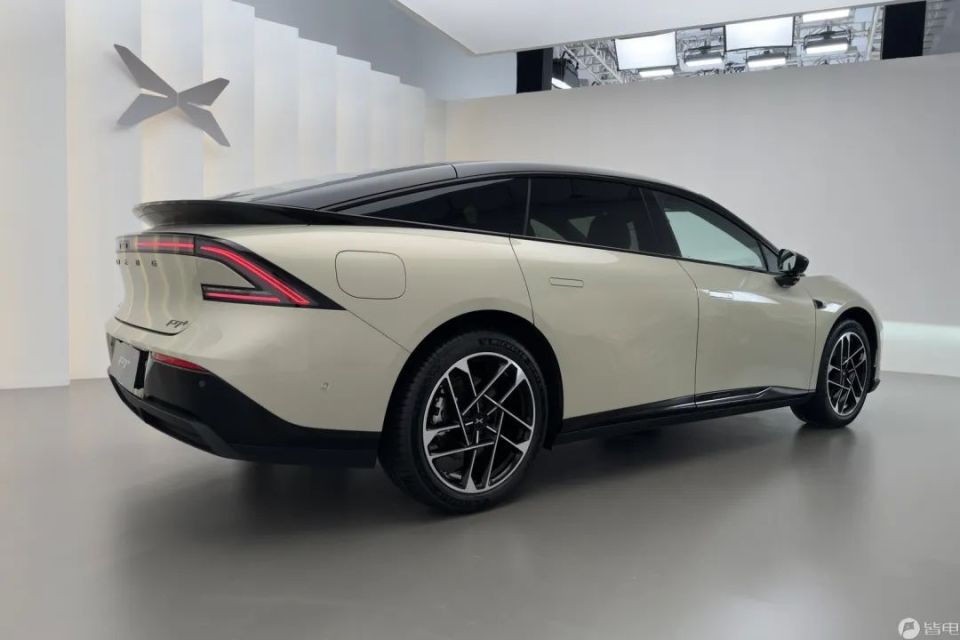 小鹏P7+将于明日上市 全系标配AI智驾_腾讯新闻