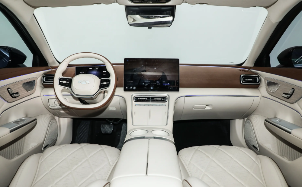 奇瑞风云A9实车现身，长超5米+4座布局，配524马力+续航2000km_腾讯新闻