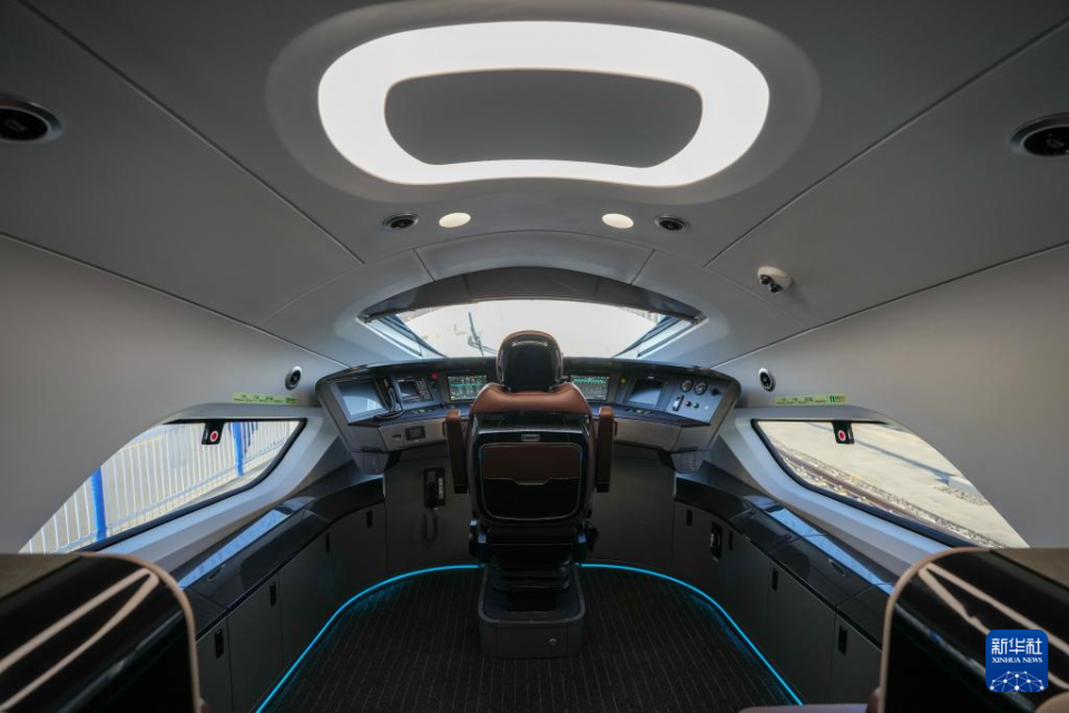 新华全媒＋丨时速400公里CR450动车组样车亮相_腾讯新闻