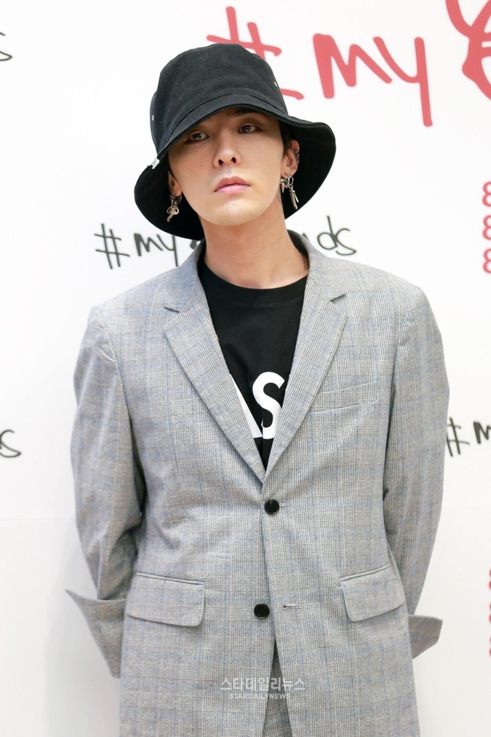 BIGBANG灵魂人物G-Dragon（GD）香港时装秀前震撼现身，粉丝疯狂接机场面失控！_腾讯新闻