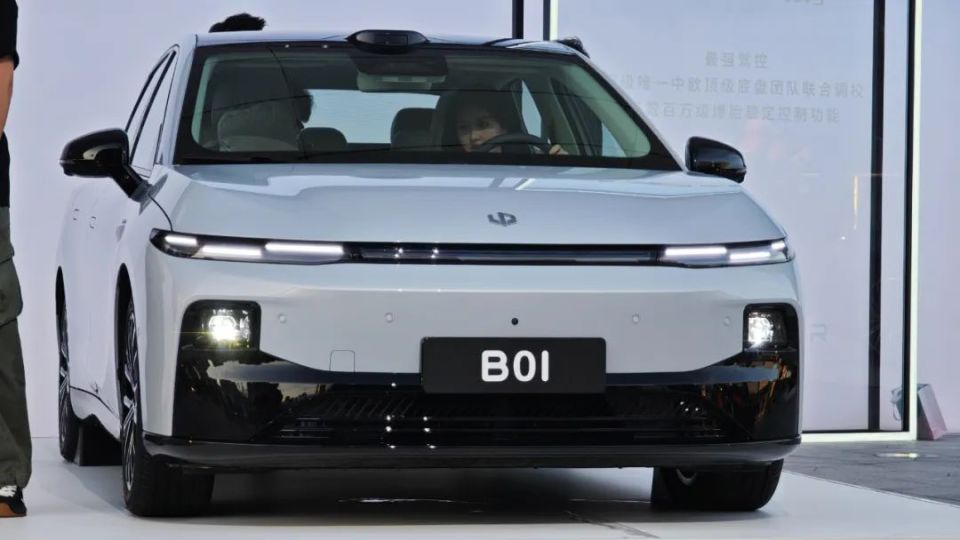 11万出头配激光雷达！零跑B01上市：要动谁的蛋糕？_腾讯新闻