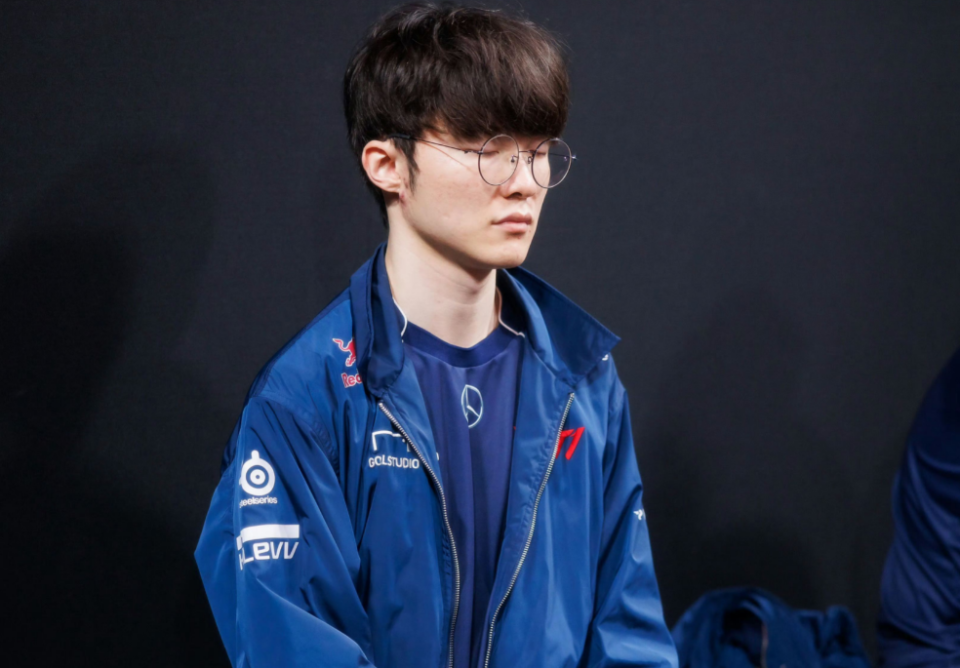 BLG晋级决赛创造历史，神Bin天降双杀T1，Faker赛后表情麻木_腾讯新闻