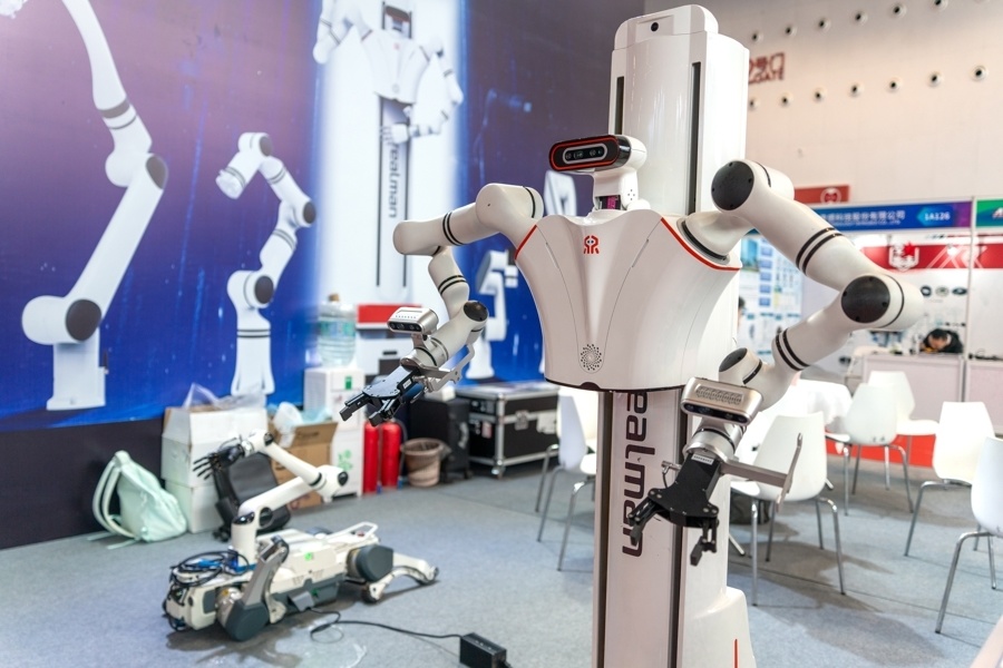 既跑半马，又进电站！具身智能落地元年，特种作业场景缘何成为“第一站”？_腾讯新闻