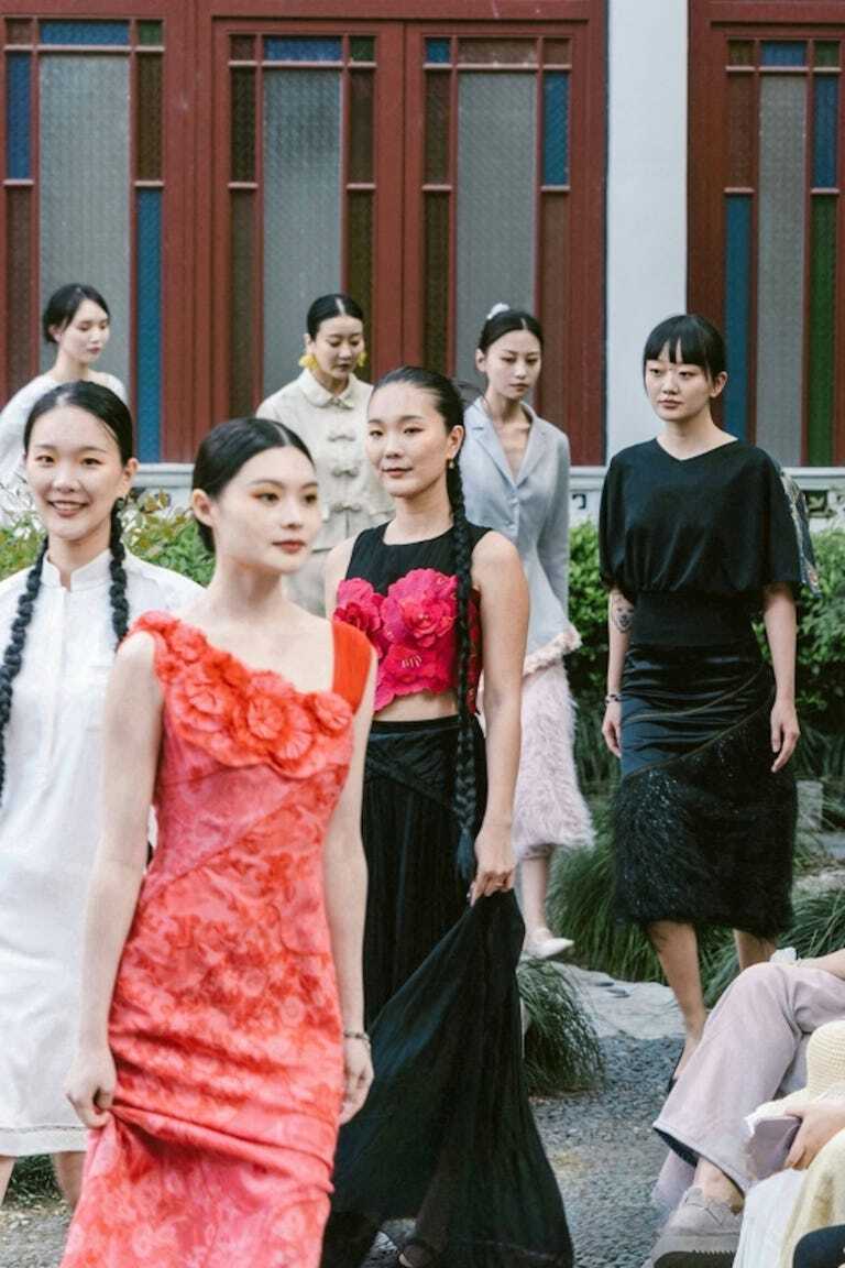 JICHENG吉承2025春夏“花舞”系列首秀，登陆百年秋水山庄_腾讯新闻