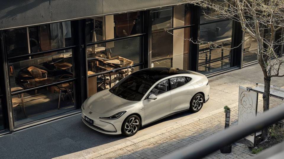 全球首搭量产固态电池，智己L6发布！预售23万起，续航破1000km_腾讯新闻