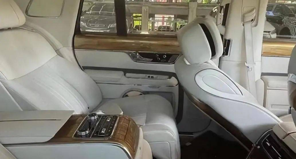 揭秘中国顶级座驾!年产5台,V12红旗N701随团访美,拜登:就像迈巴赫_腾讯新闻