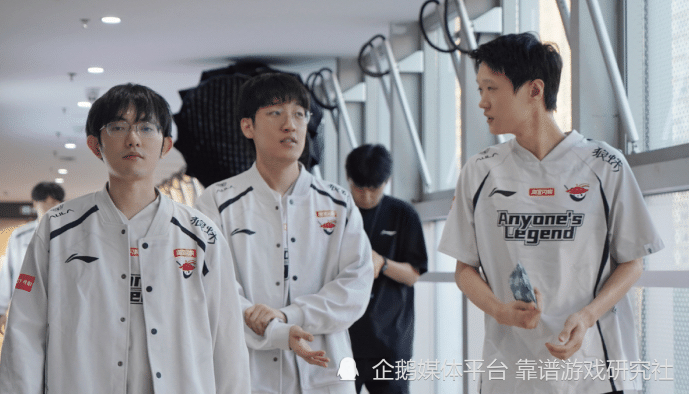 LOL：AL零封JDG之后，经理爱笑骑脸输出JDG战队，IG因祸得福躺进世界赛_腾讯新闻