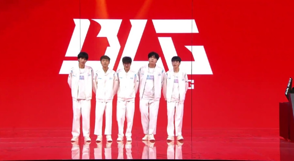 Faker最大克星诞生，Bin再度载入史册，EW闪E操作，全世界独一档_腾讯新闻