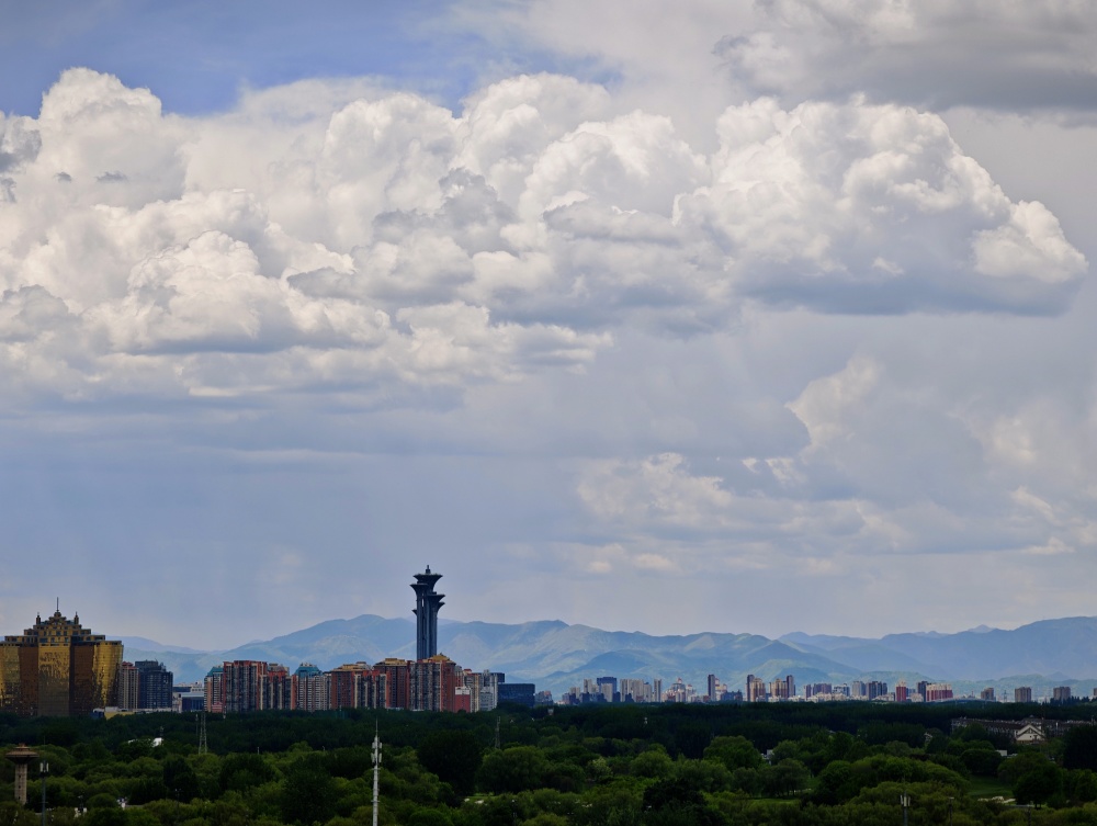 出现“雨幡”奇景，北京今天的云像“天空之城”_腾讯新闻