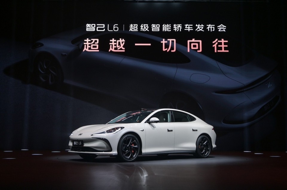 全球首搭量产固态电池，智己L6发布！预售23万起，续航破1000km_腾讯新闻