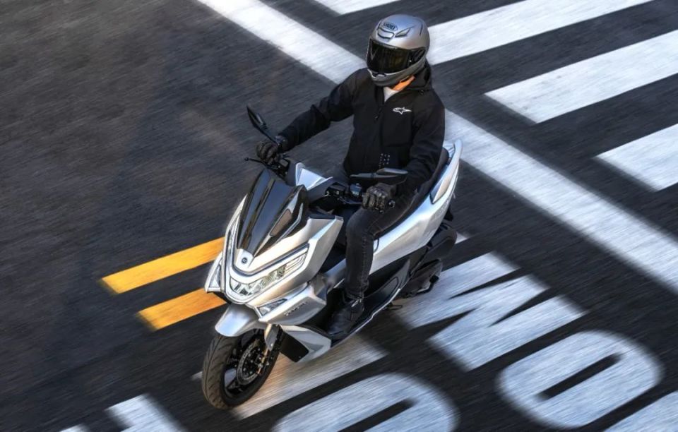 多了一些沉稳，少了一丝张扬——春风150SC上市，售价13580元起_腾讯新闻