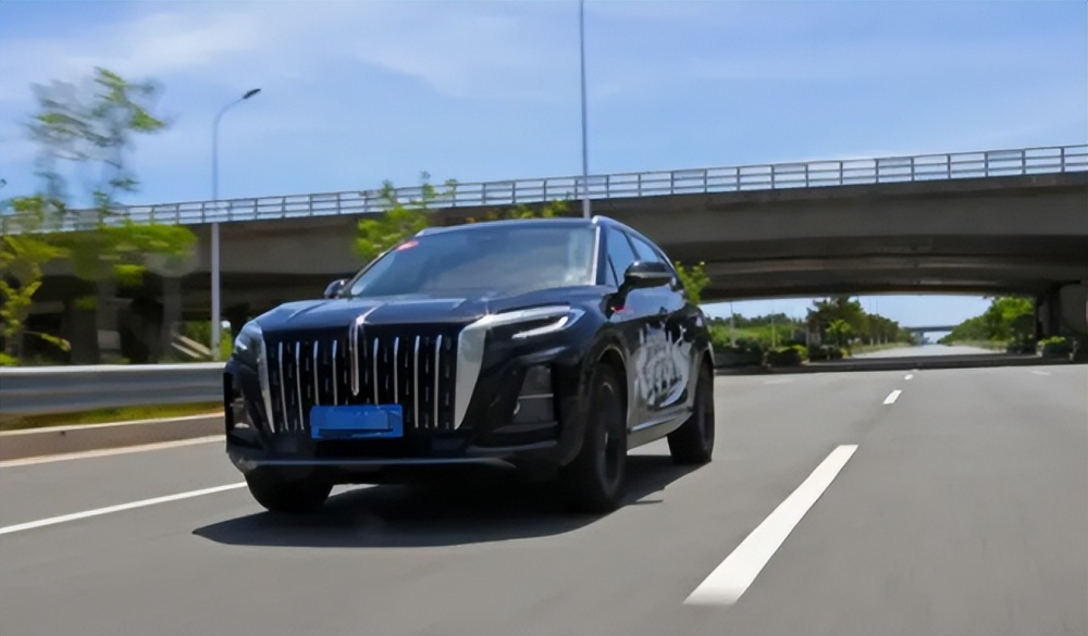 听说2.0T+8AT动力组合开起来很爽？试驾红旗HS3，有惊喜也有遗憾_腾讯新闻