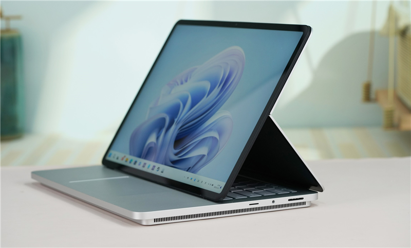独家二次折叠屏玩法！微软Surface Laptop Studio2评测：生产力和游戏性能翻倍提升_腾讯新闻