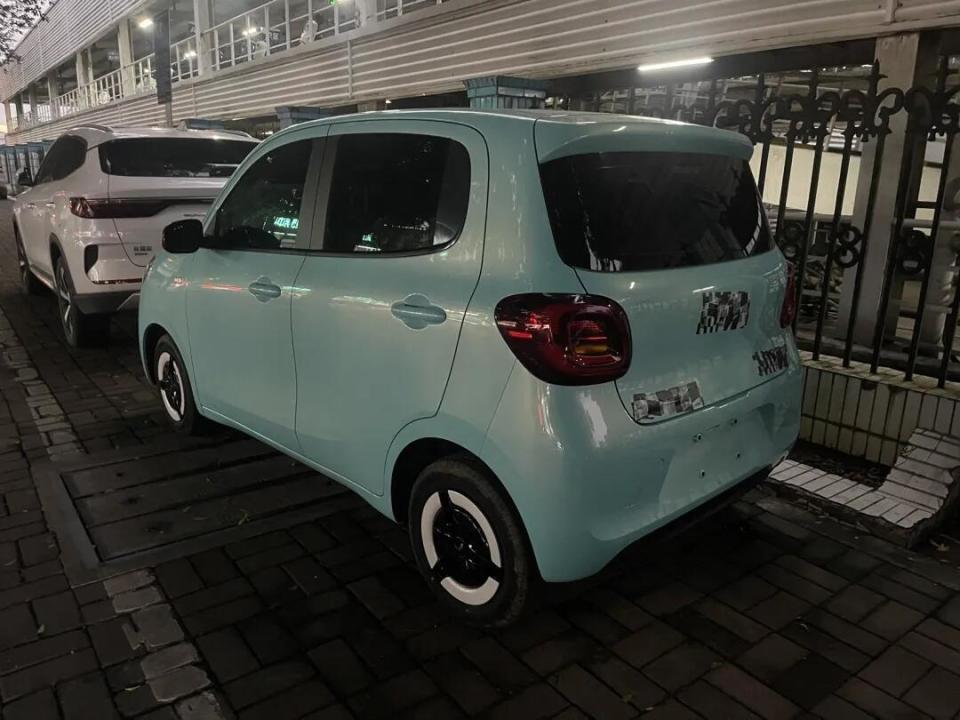 第四代五菱宏光MINIEV实车现身，增四门版+电子手刹，续航205km_腾讯新闻