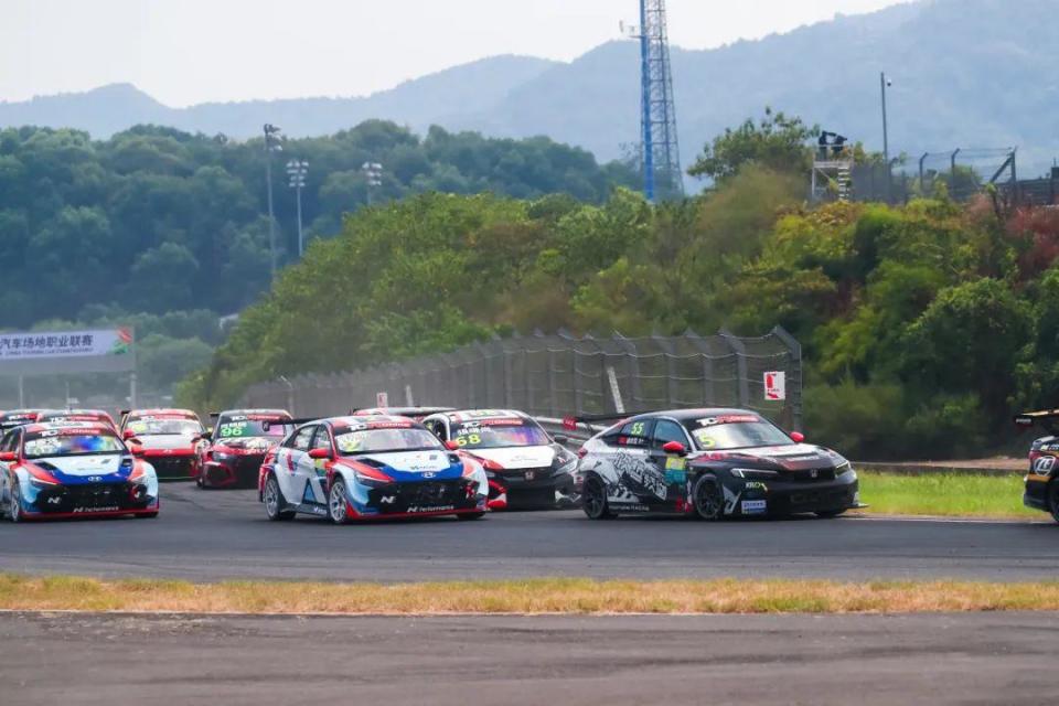 诠释冠军精神，欣哲频道MACPRO Racing Team包揽俱乐部杯年度双冠_腾讯新闻