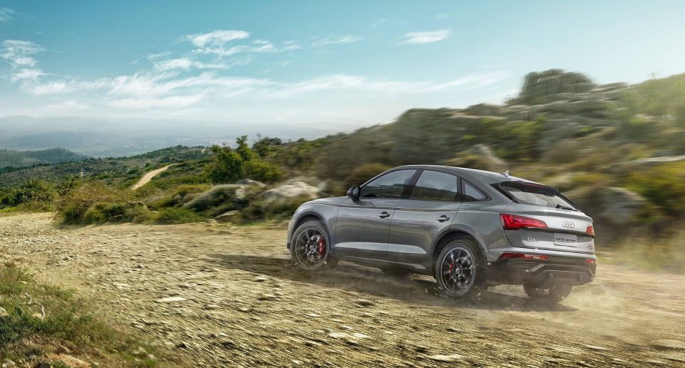 豪华中型SUV大对决！凯迪拉克XT5“硬刚”奥迪Q5L，你选谁？_腾讯新闻