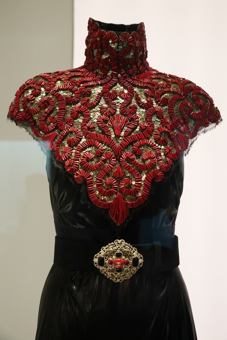 【会展区】张信哲珍藏贝洽女士捐赠，“摩登华影:海派旗袍与百年时尚”展开幕_腾讯新闻