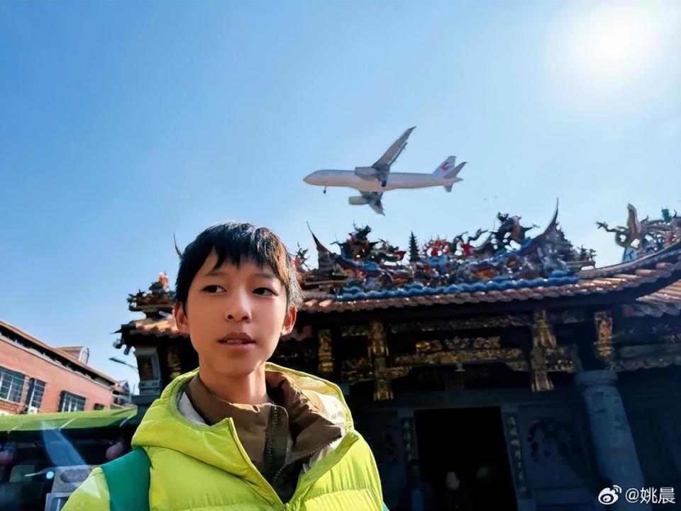 姚晨带儿子打卡即将关闭的厦门高崎机场，调侃儿子“直男的浪漫看不懂”，网友：姐宝是一个不扫兴的妈妈_腾讯新闻