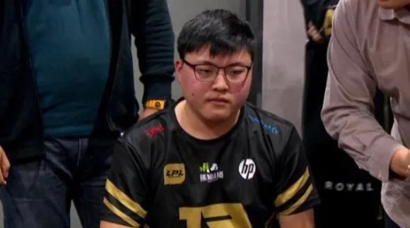 “LOL历史上最具代表性照片”火了，Faker鸟巢回眸，Uzi红温入选_腾讯新闻