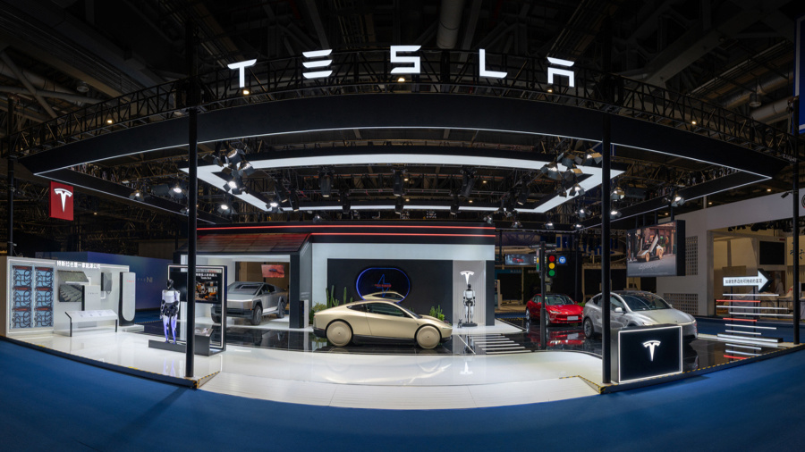 特斯拉亮相进博会：Cybercab亚太首秀，人形机器人2026年底量产_腾讯新闻